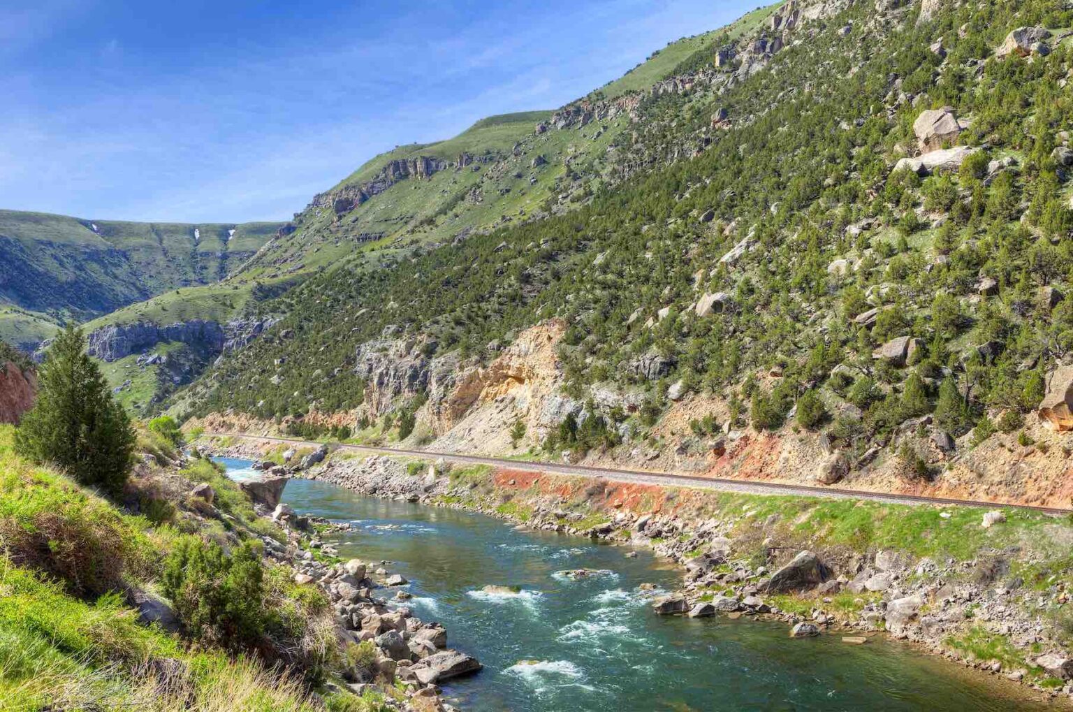 5 Best Wyoming Natural Wonders to Escape Tourists